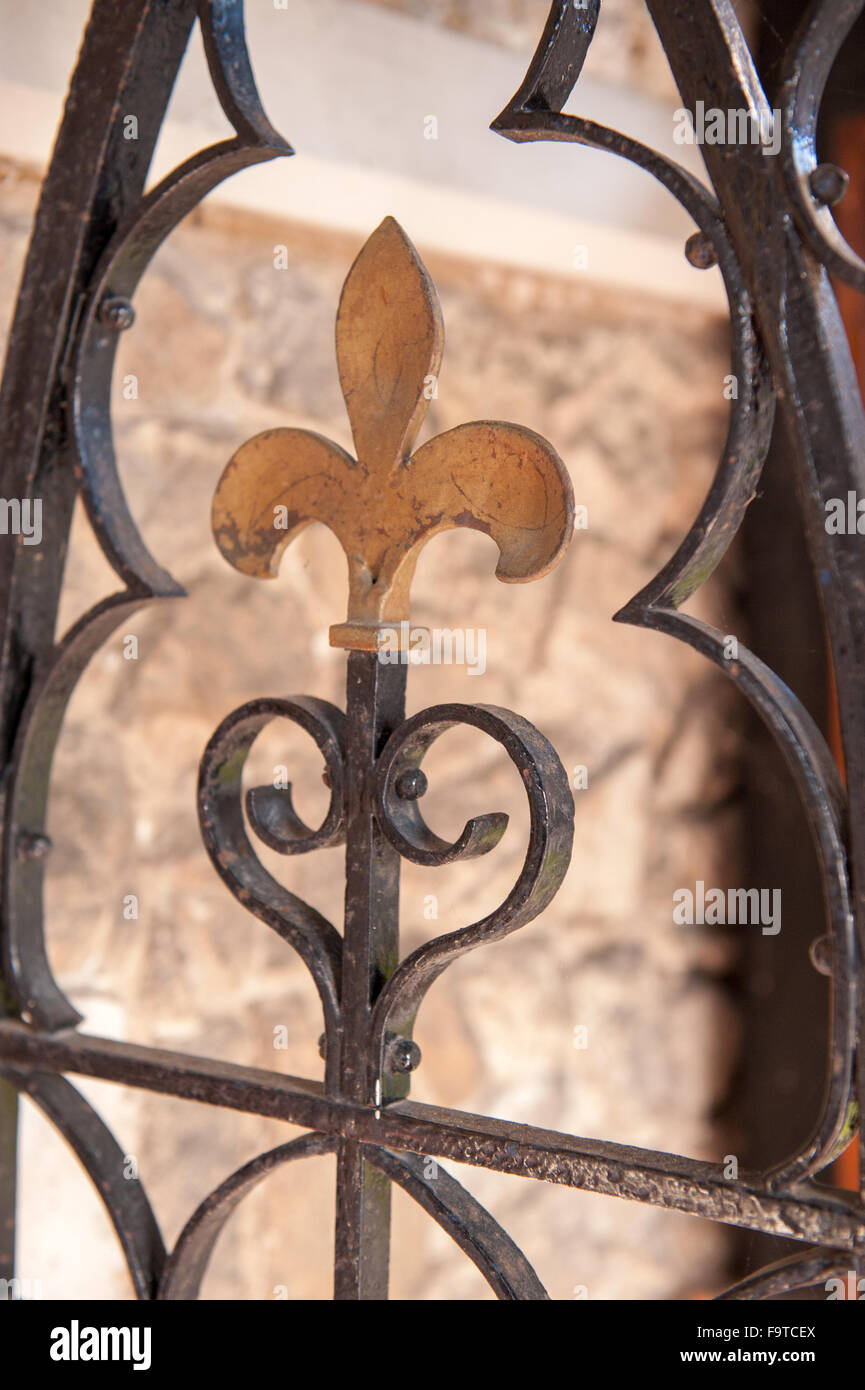 Black metal gates hi-res stock photography and images - Alamy