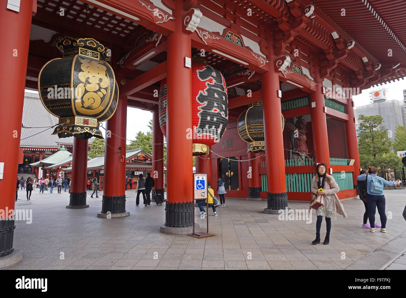 Kaminarimon Gate at Senso-ji Buddhist Temple, Asakusa, Tokyo, Japan ...
