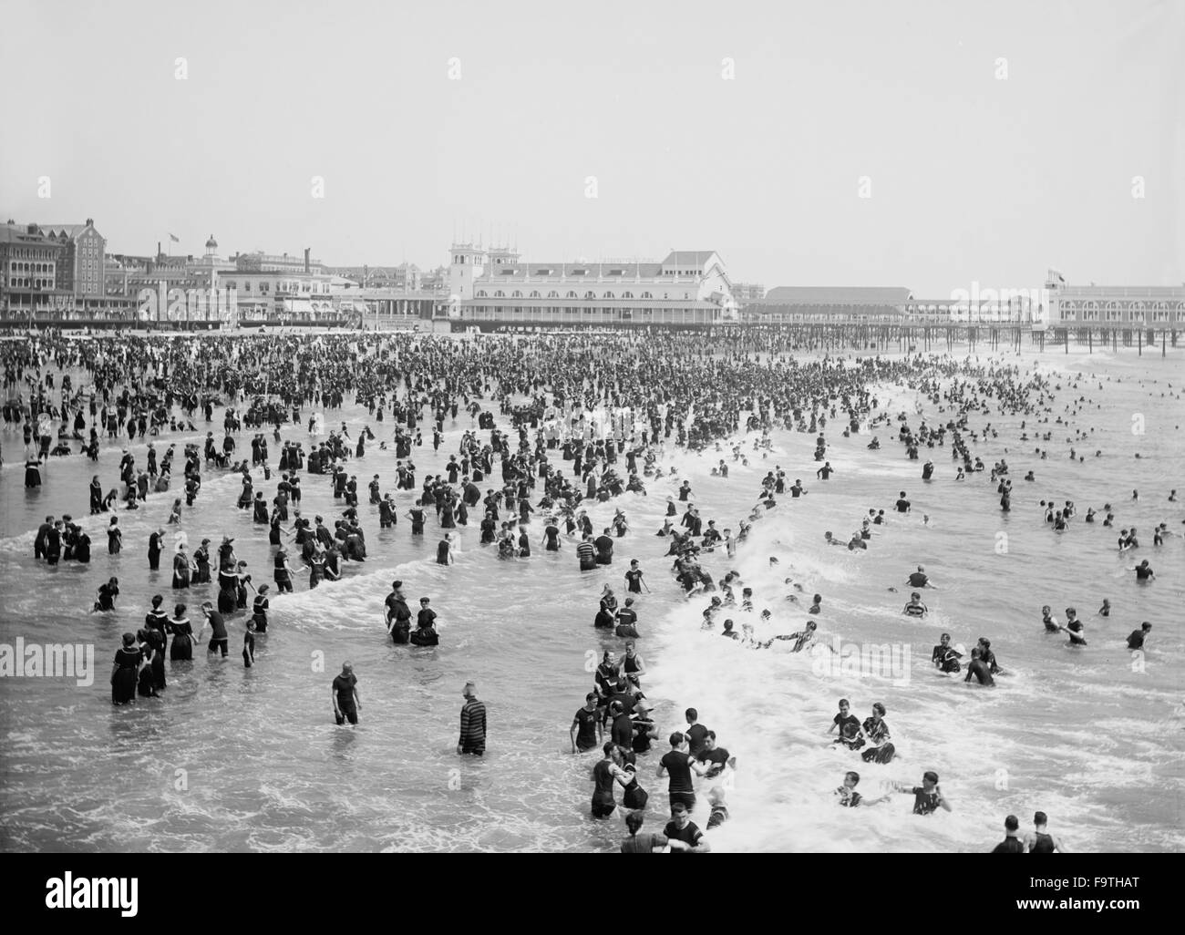 Historical crowd hi-res stock photography and images - Alamy