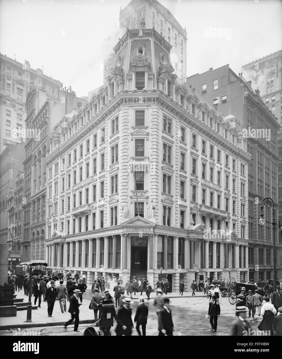 Banking historical 1900's hi-res stock photography and images - Alamy