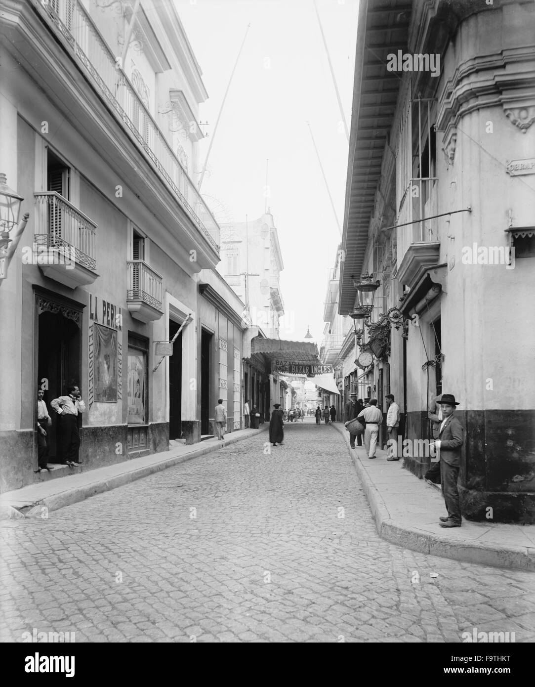 Pedestrians street 1900s hi-res stock photography and images - Alamy