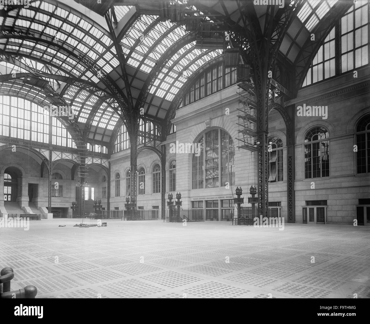 Concourse building Black and White Stock Photos & Images - Alamy