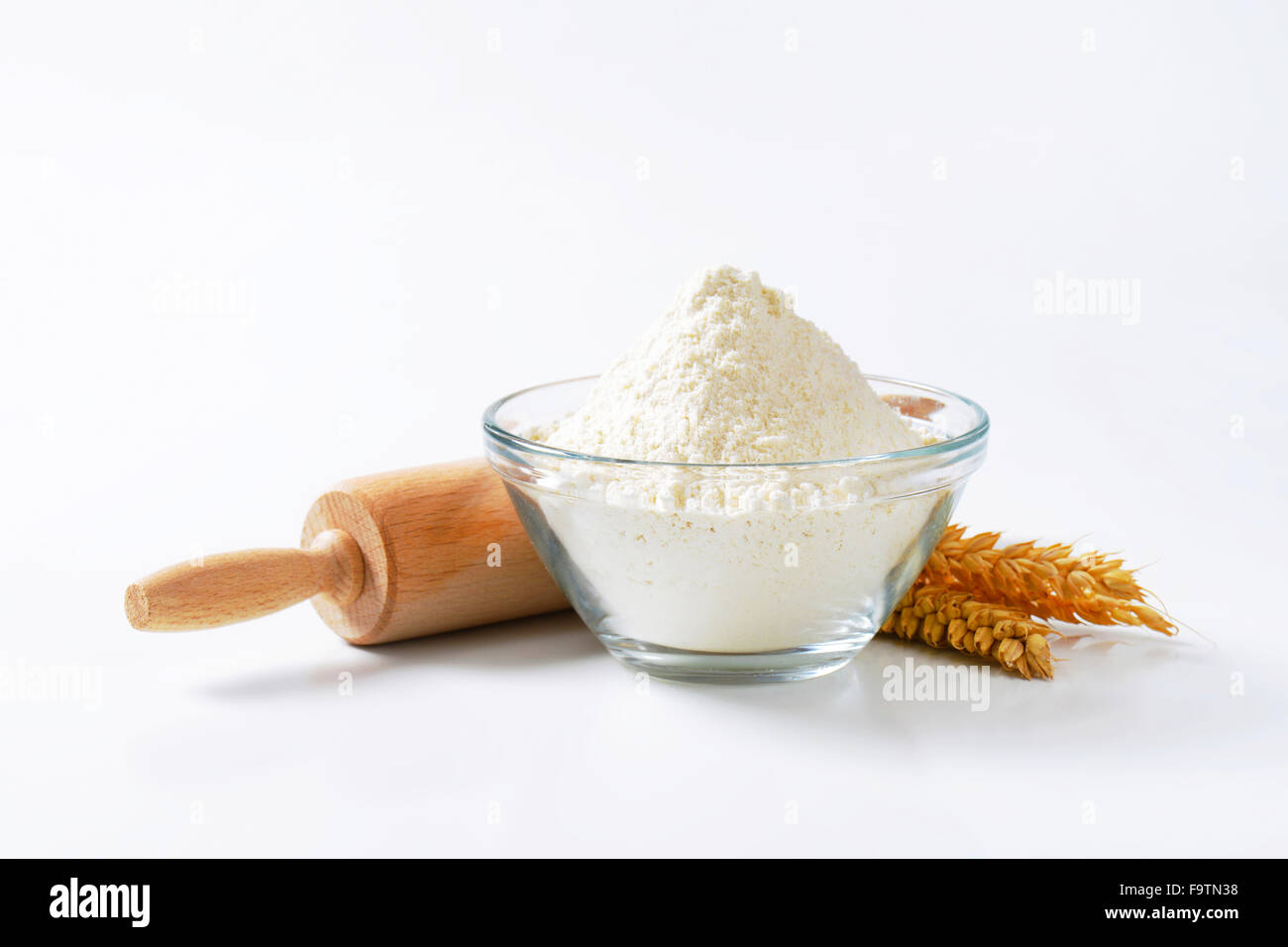 Bowl of flour, rolling pin and wheat ears Stock Photo - Alamy
