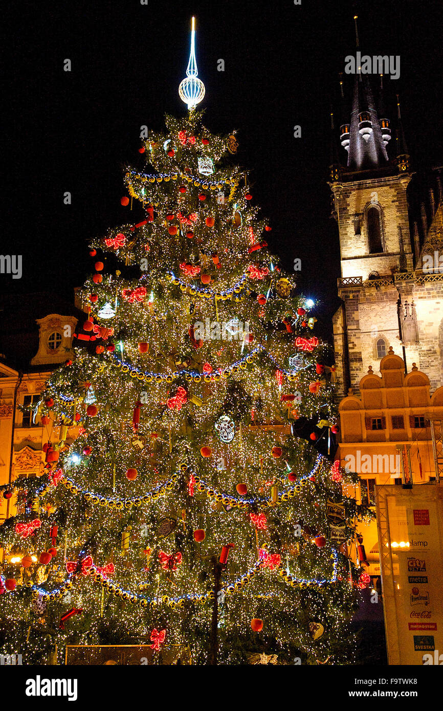 View across The Old Town Square with the Christmas tree in Prague ...