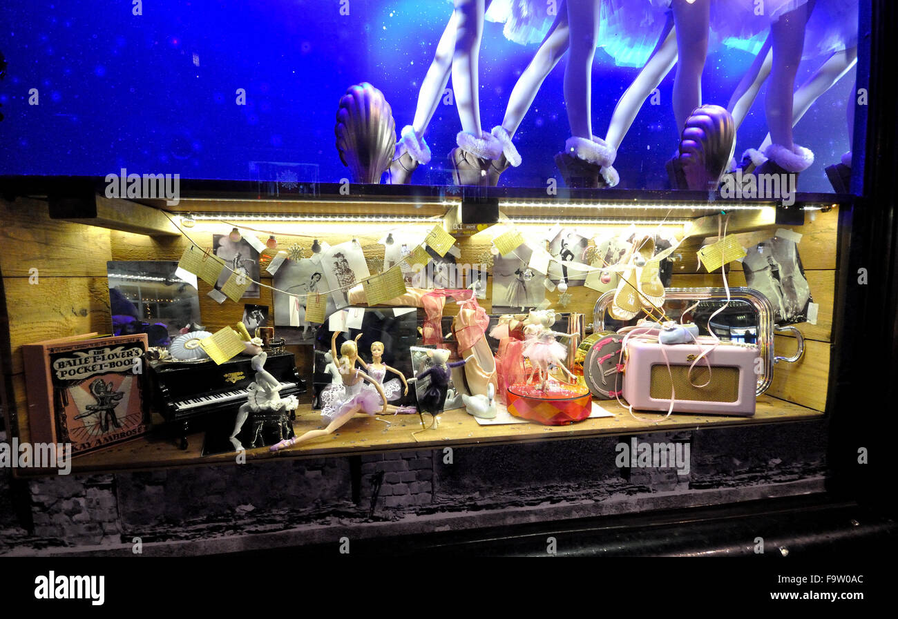 Knightsbridge harrods shop windows hi-res stock photography and images ...