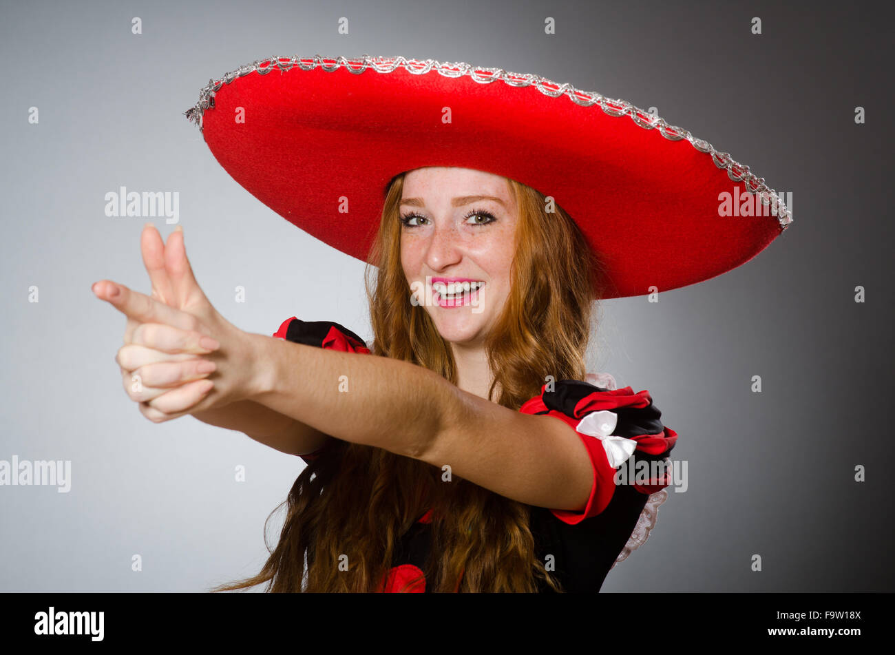 Mexican woman wearing sombrero hat Stock Photo - Alamy