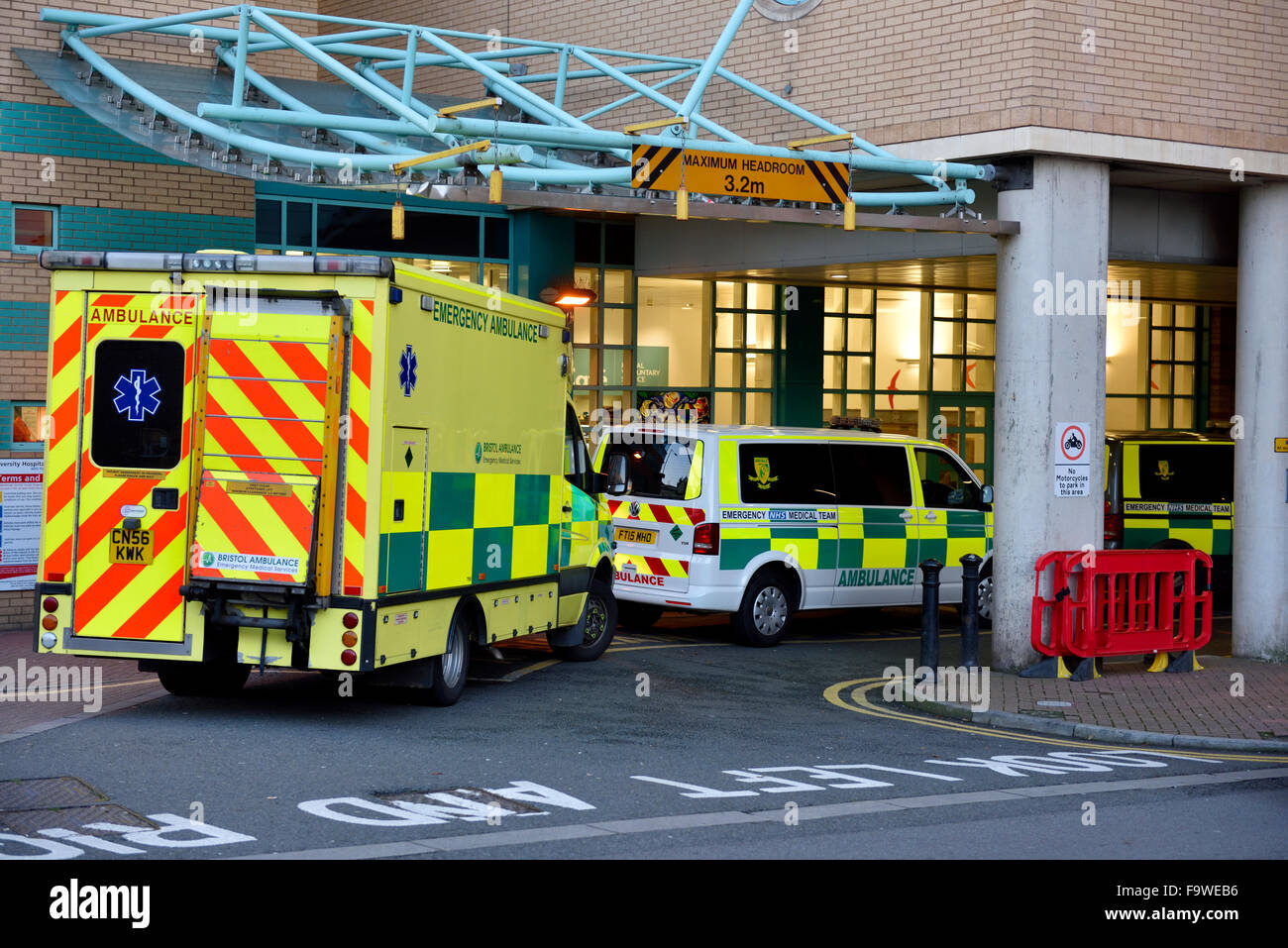 Ambulances queuing by door of hospital Stock Photo - Alamy