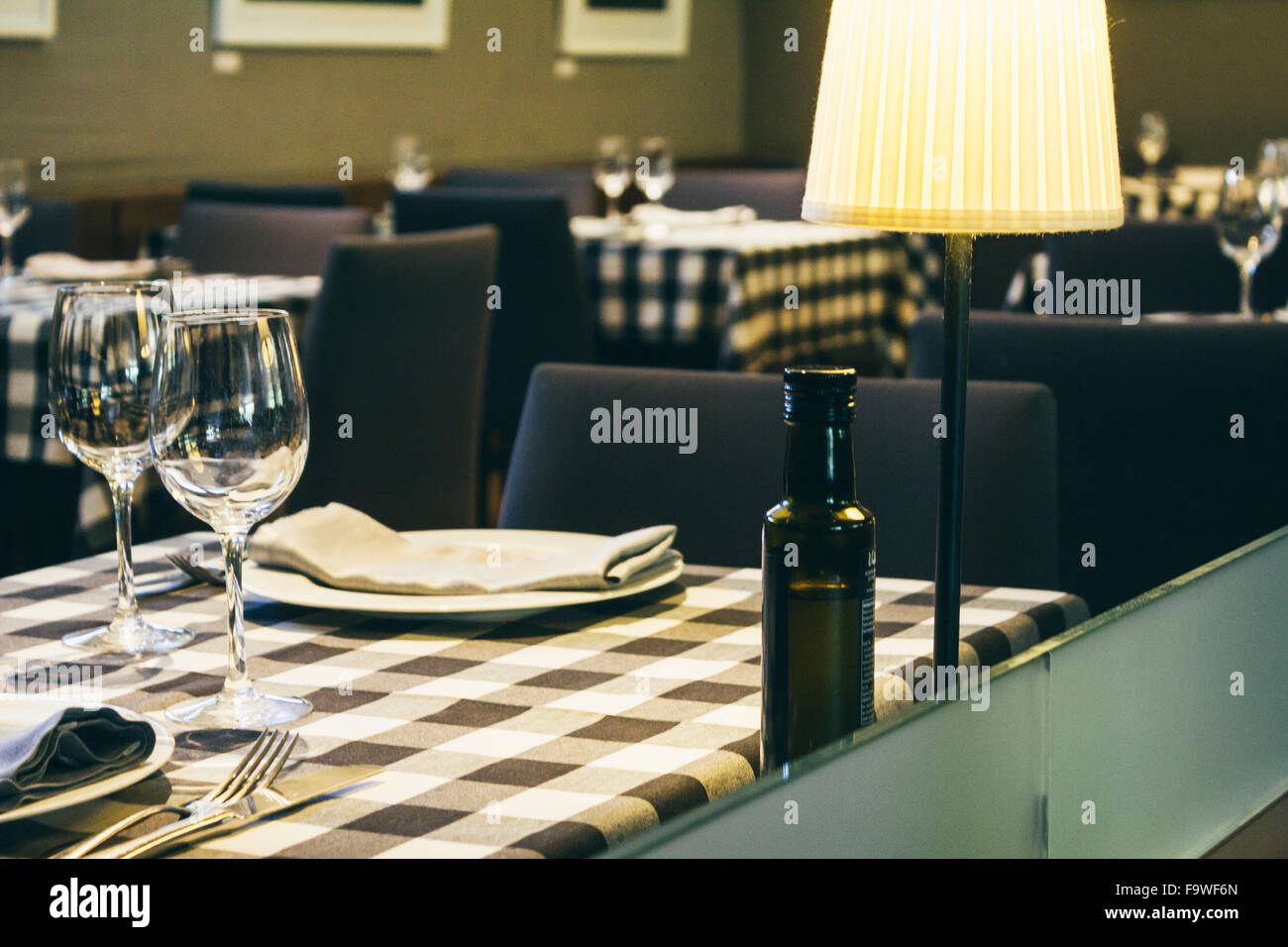 Laid tables in empty restaurant Stock Photo - Alamy