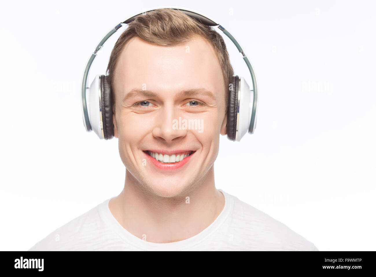 Handsome man wearing headphones Stock Photo - Alamy