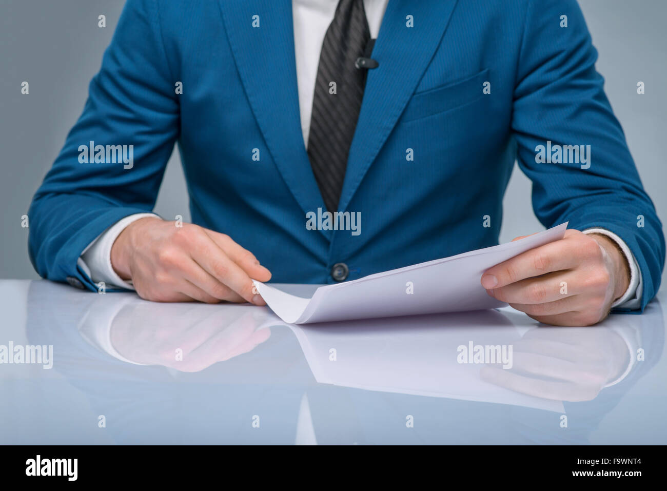 Newscaster presenter hi-res stock photography and images - Alamy