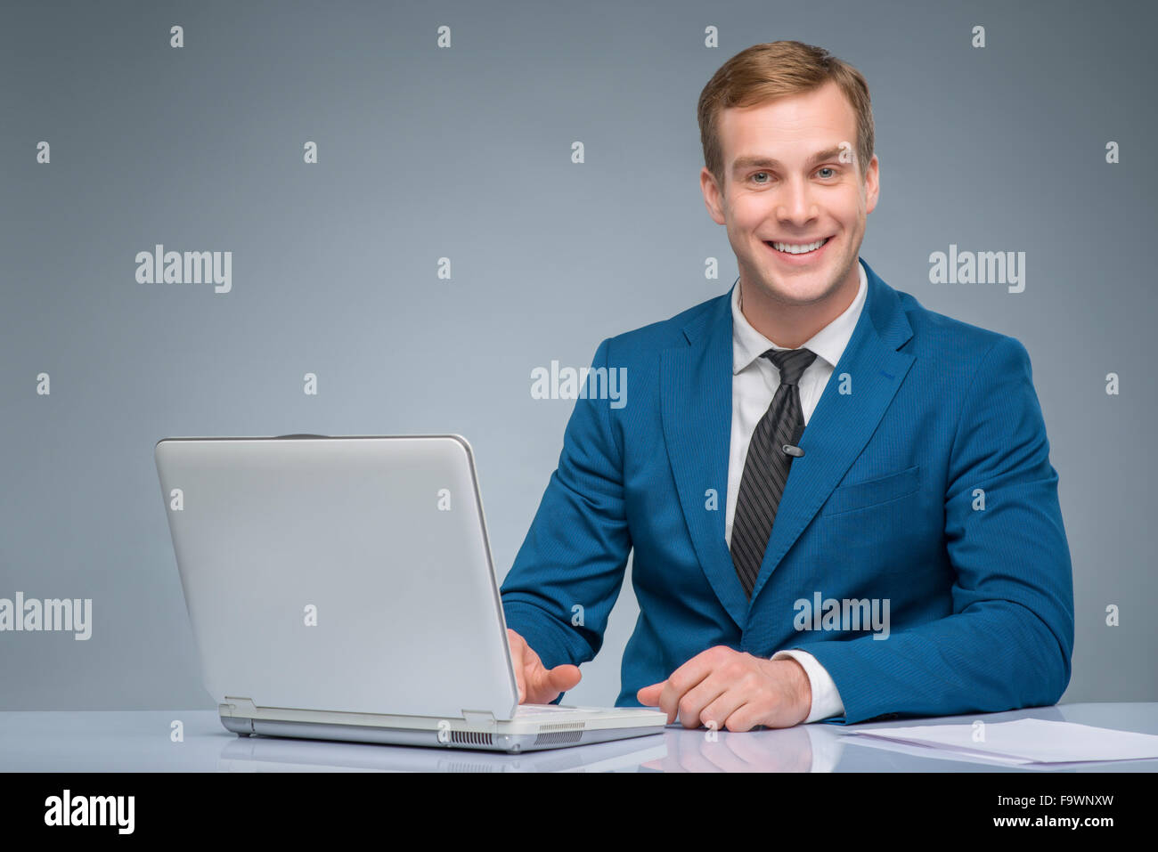 Breaking news journalist working hi-res stock photography and images ...