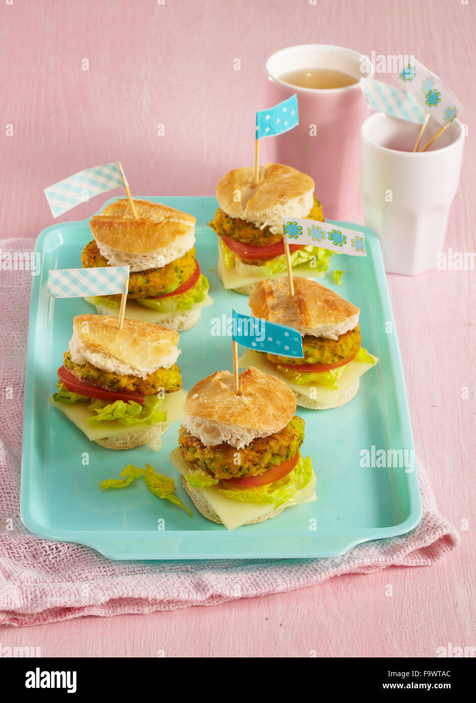 Children and burgers and chips hi-res stock photography and images - Alamy