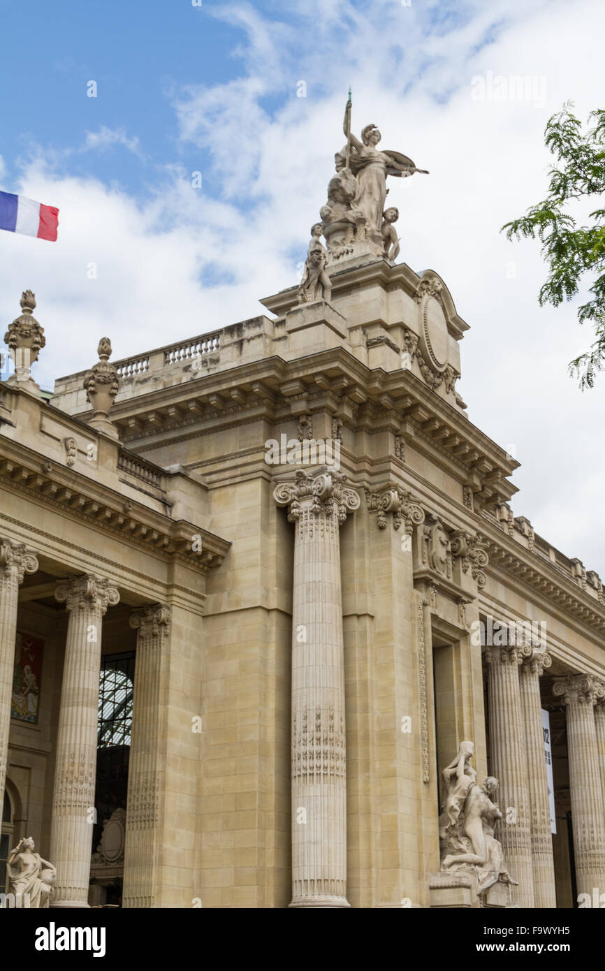 Historic building in Paris France Stock Photo - Alamy