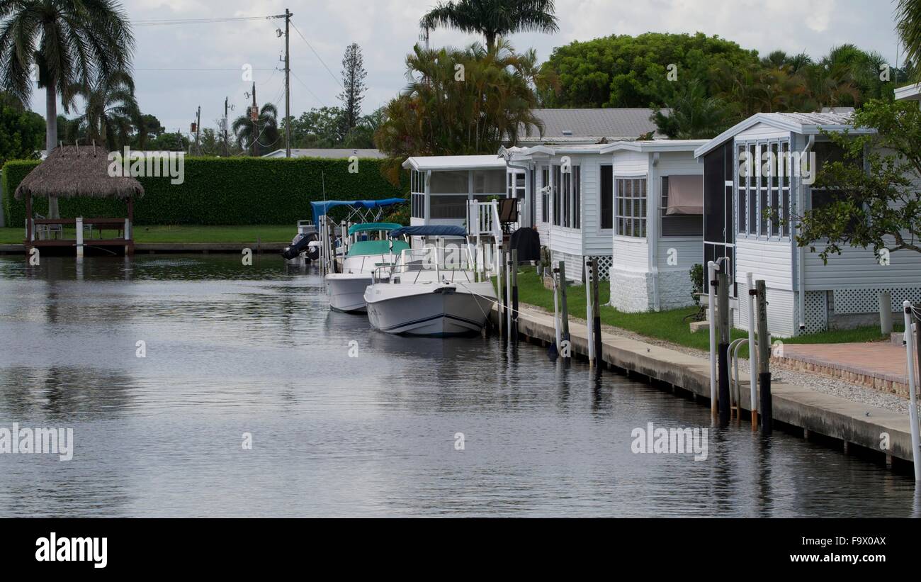 Waterways homes hi-res stock photography and images - Alamy