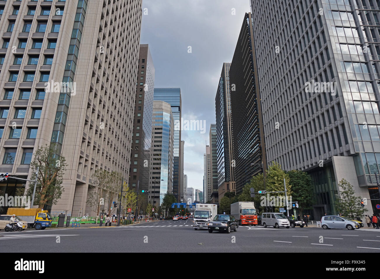 A street scene in the financial district of Tokyo, Japan Stock Photo ...