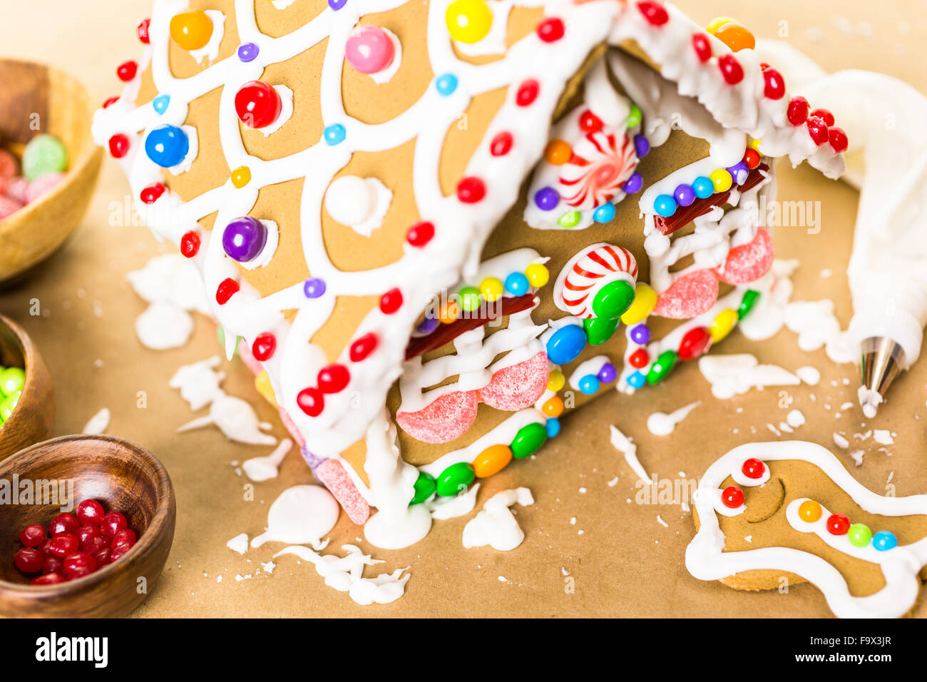 Building gingerbread house for Christmas Stock Photo - Alamy