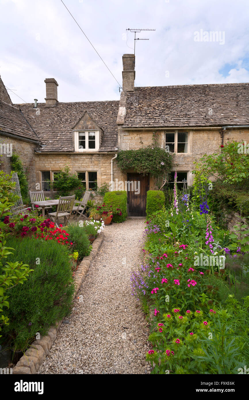 Pretty british cottage hi-res stock photography and images - Alamy