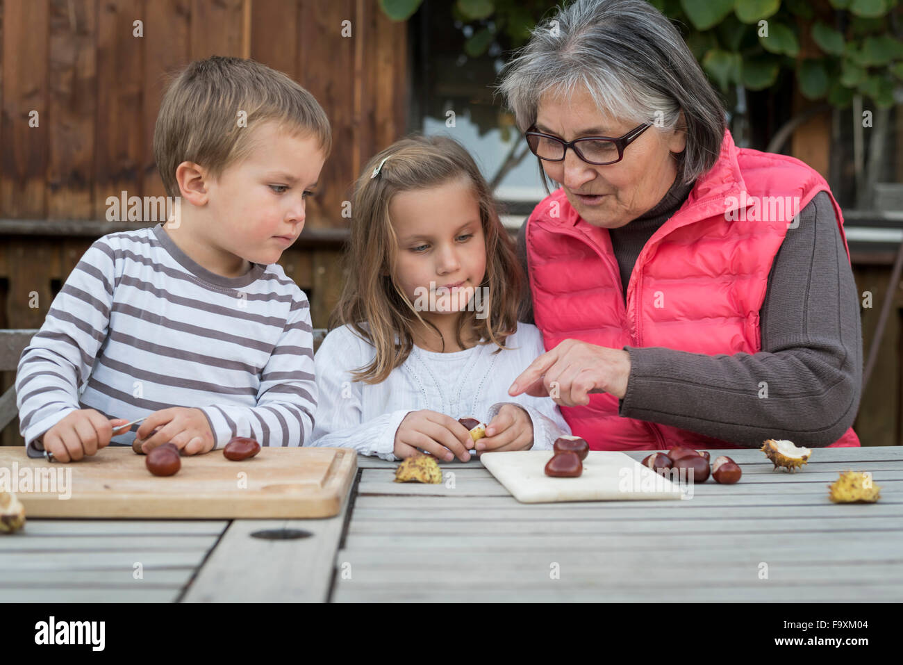 Children tinkering hi-res stock photography and images - Alamy