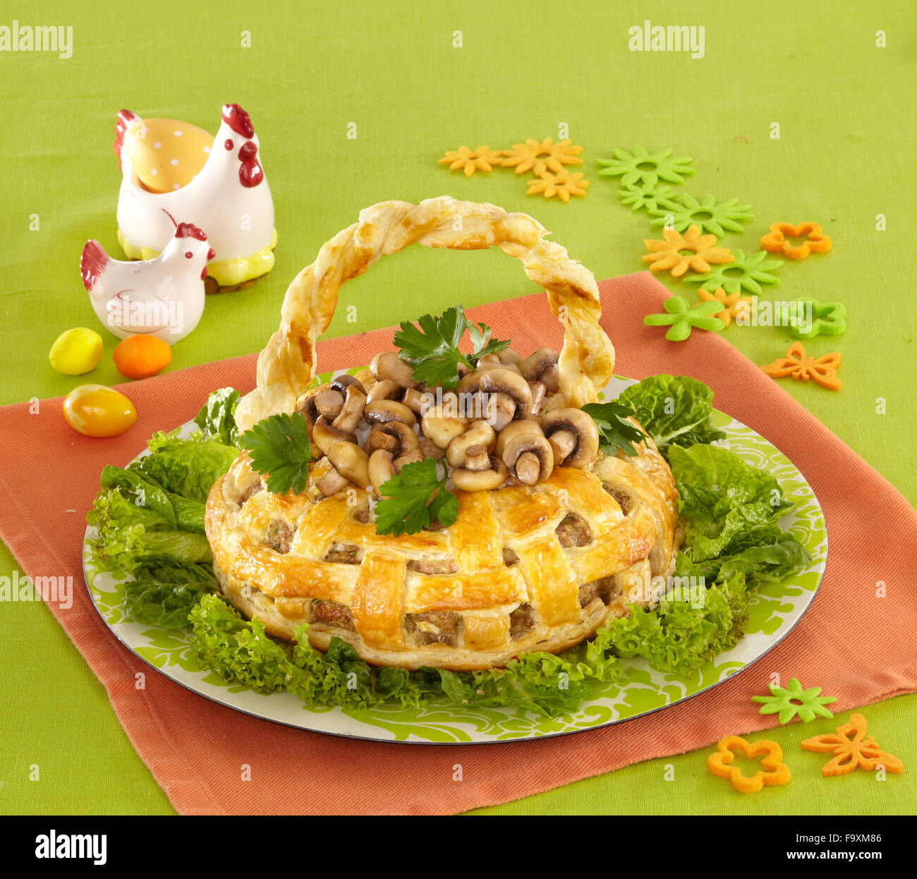 Phyllo pastry basket with mince-meat + steps Stock Photo - Alamy