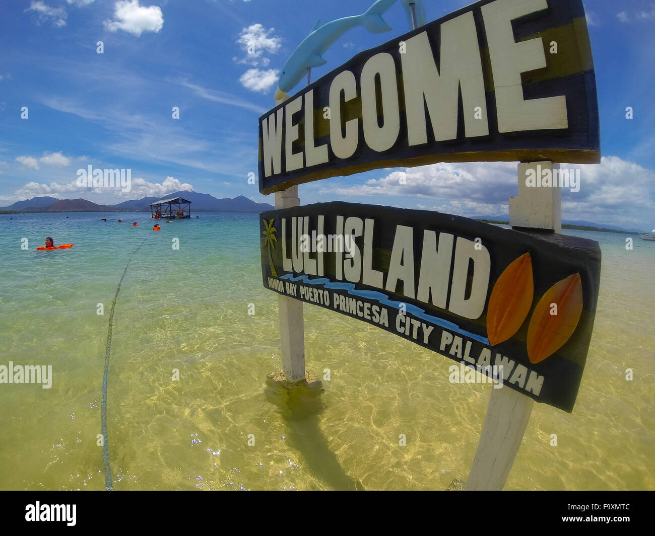 Welcome Sign in crystal clear water at sand beach Stock Photo - Alamy