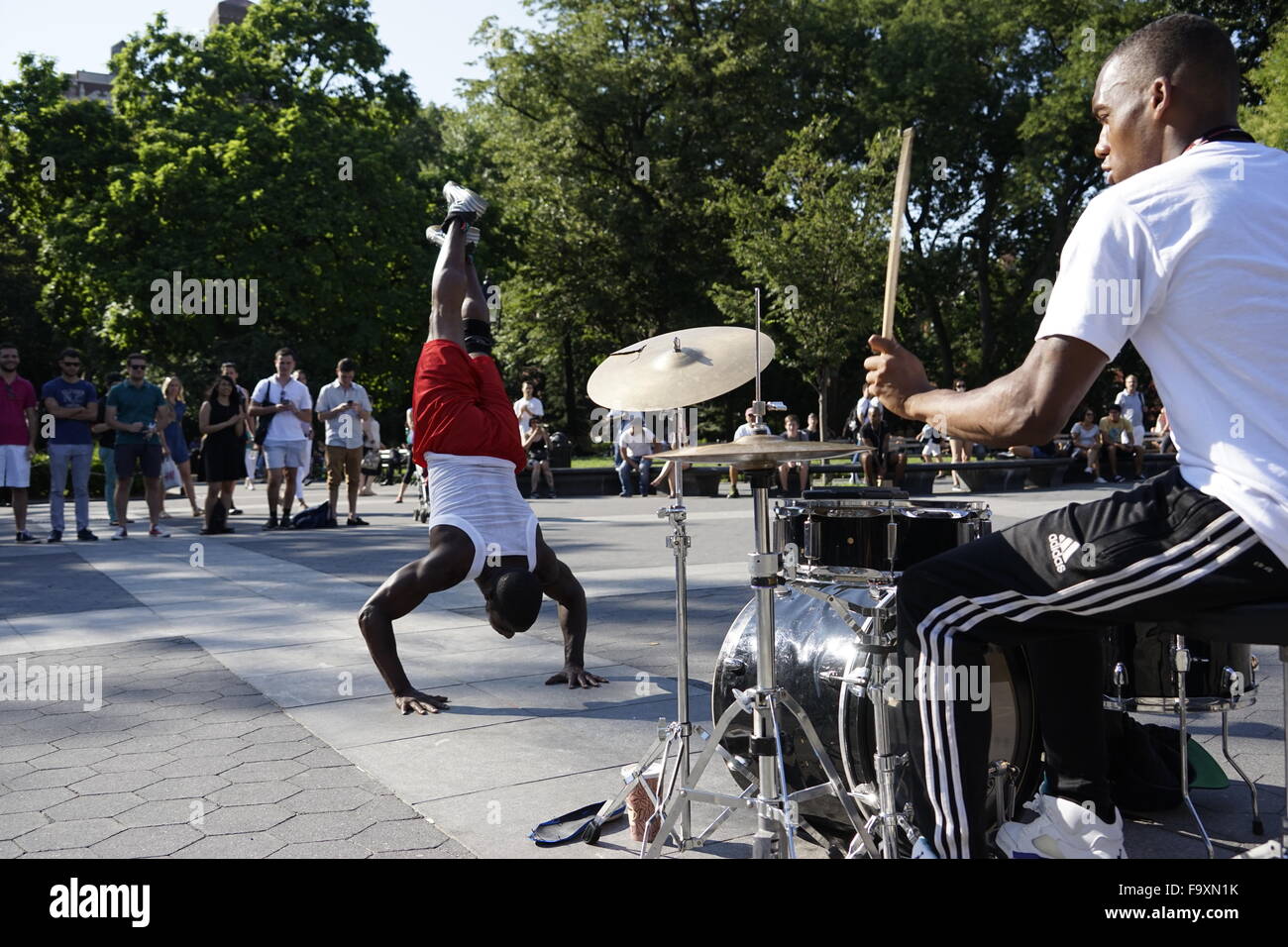 Street performers entertaining visitors in Washington Square Park ...