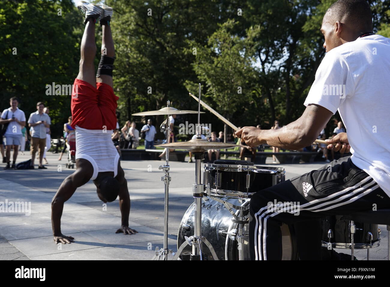 Street performers entertaining visitors in Washington Square Park ...