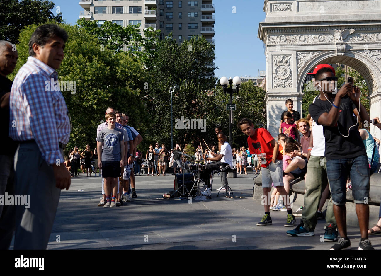 Street performers entertaining visitors in Washington Square Park ...