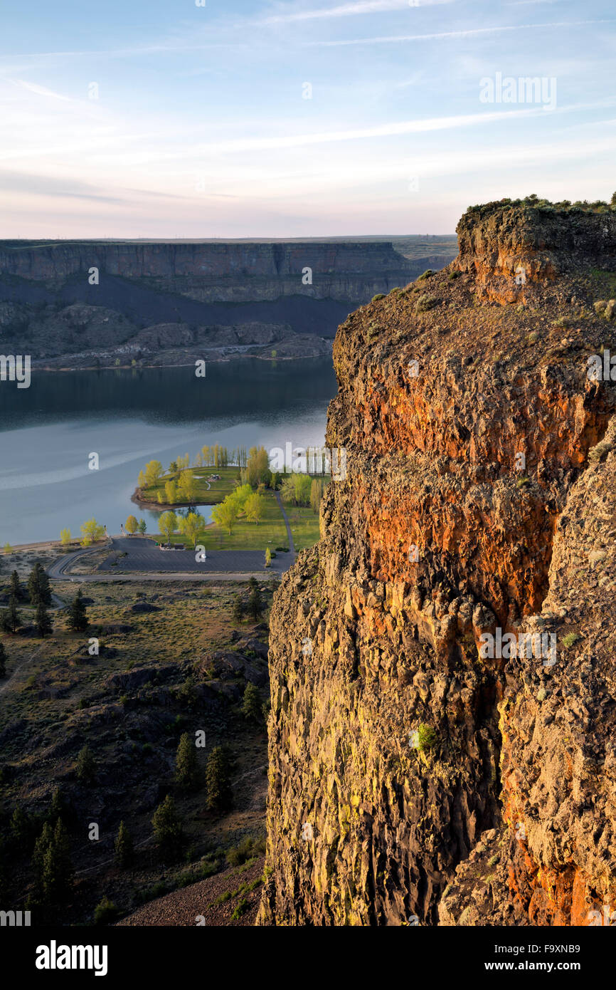 The columnar basalt wall of Steamboat Rock in Steamboat Rock State Park ...