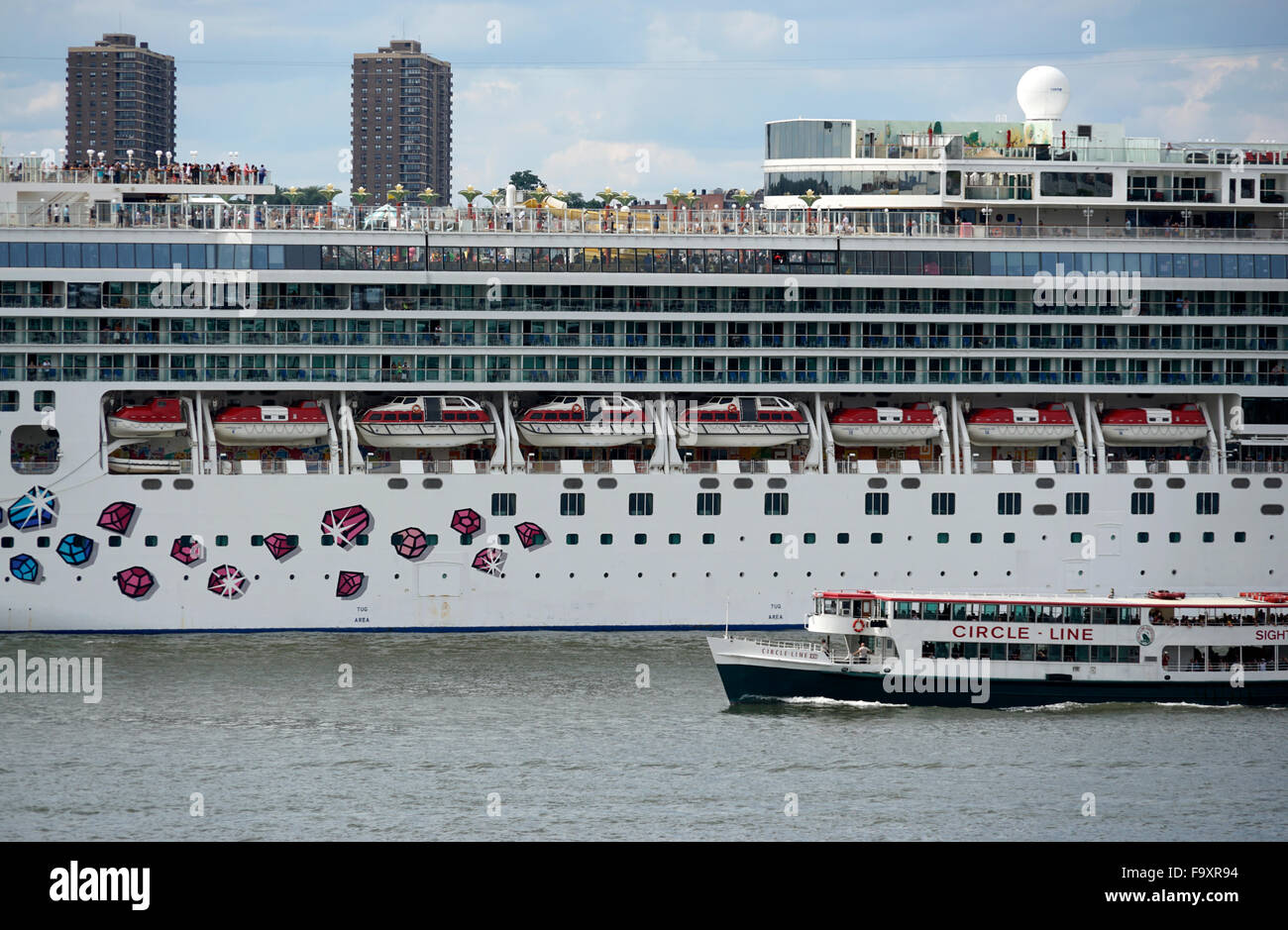Circle Line Sightseeing cruise in Hudson River with Norwegian Gem ...