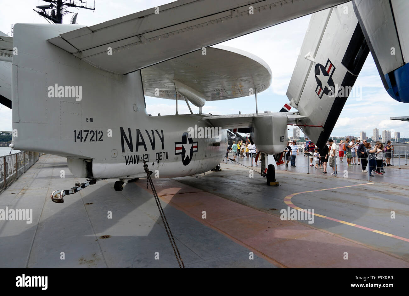 Grumman e 1 tracer hi-res stock photography and images - Alamy