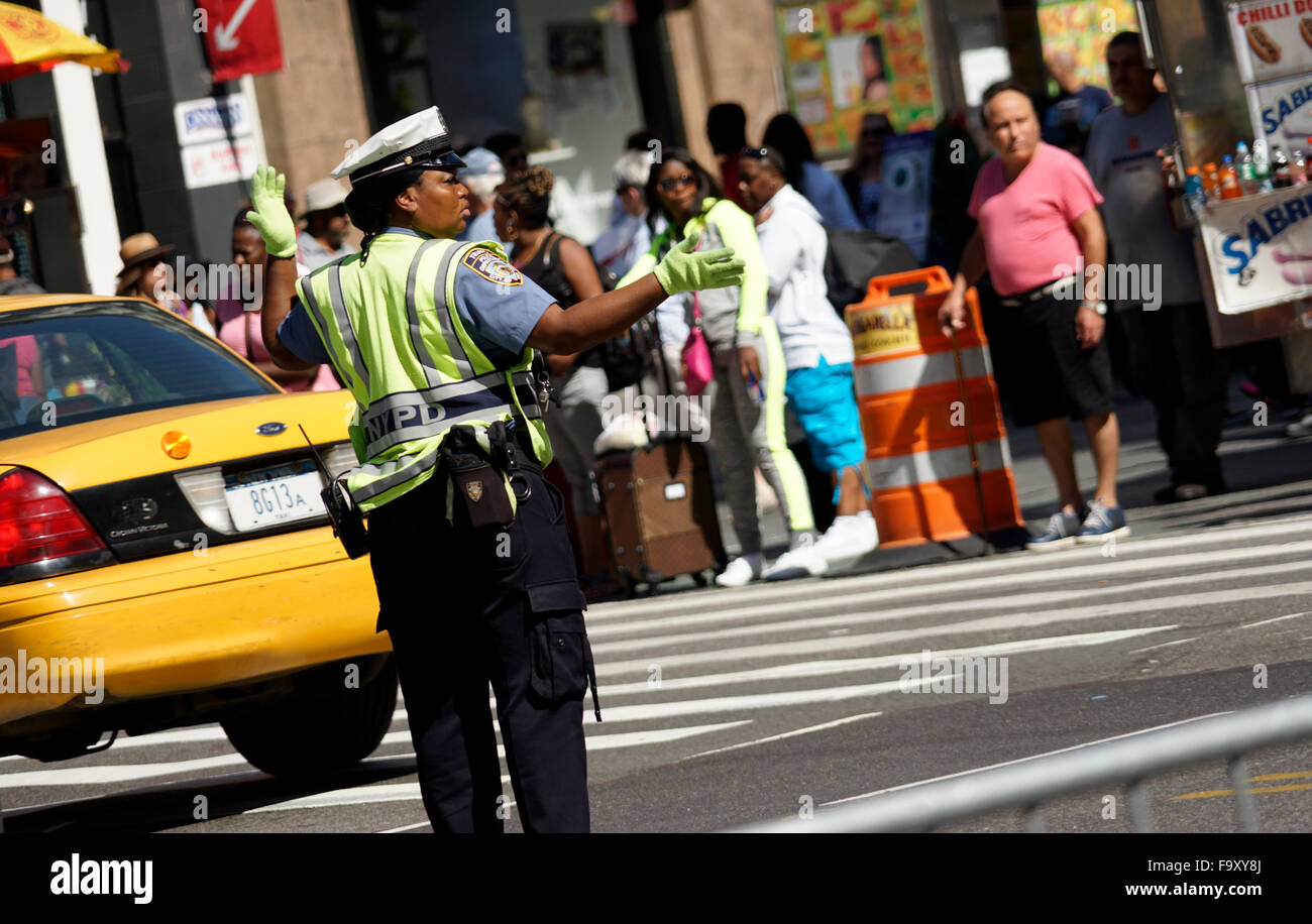 Police woman directing traffic near Herald Square in midtown Manhattan ...