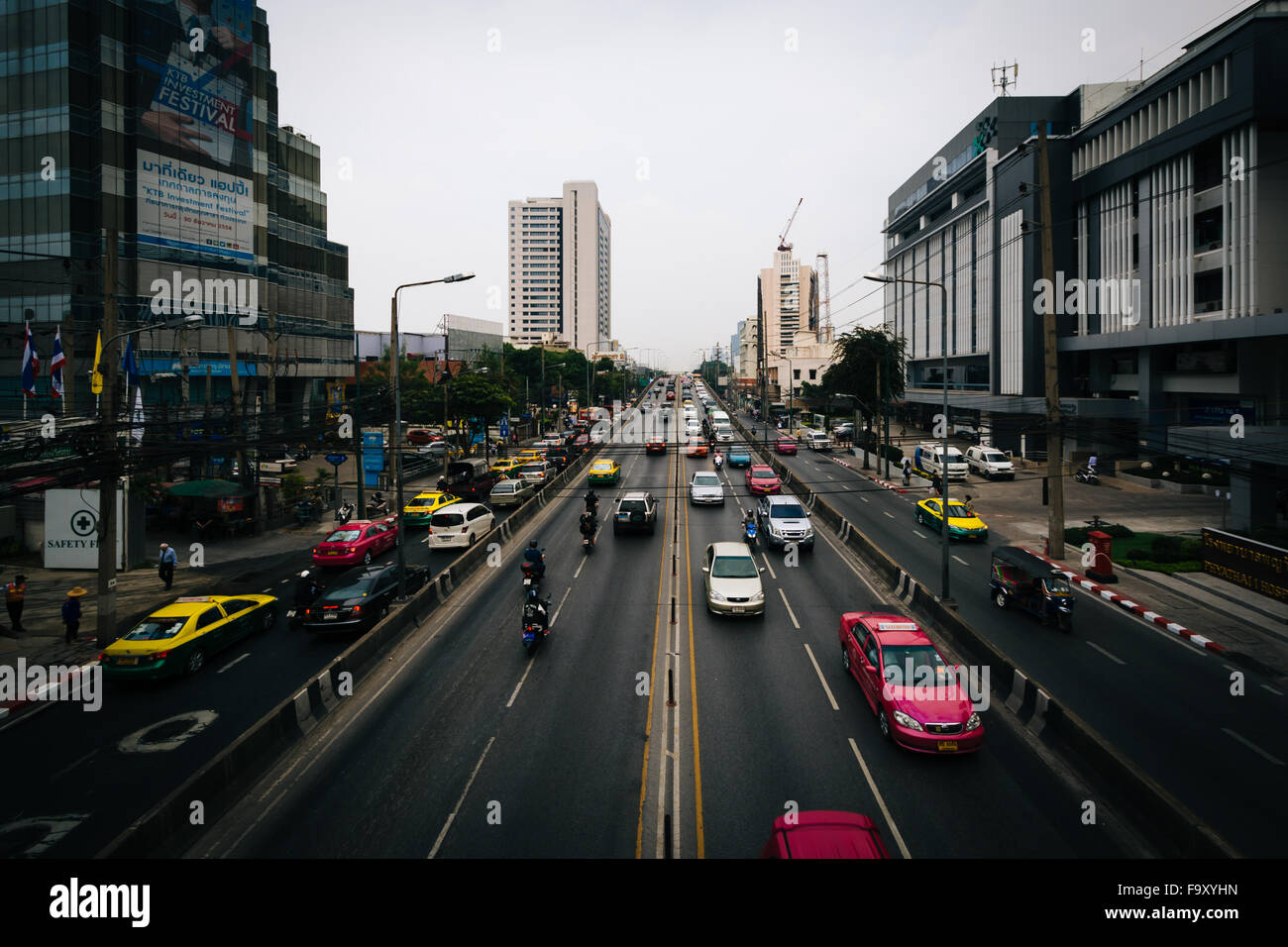 Bangkok cars on road hi-res stock photography and images - Alamy