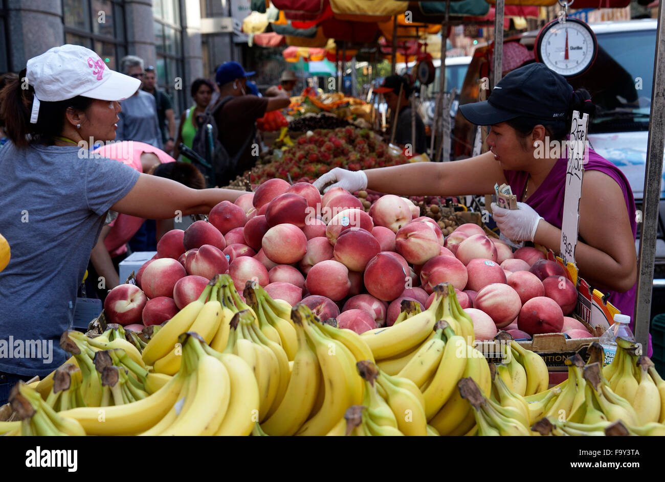 Fruit Fruits Street Vendor Stock Photos & Fruit Fruits Street Vendor Stock Images - Alamy
