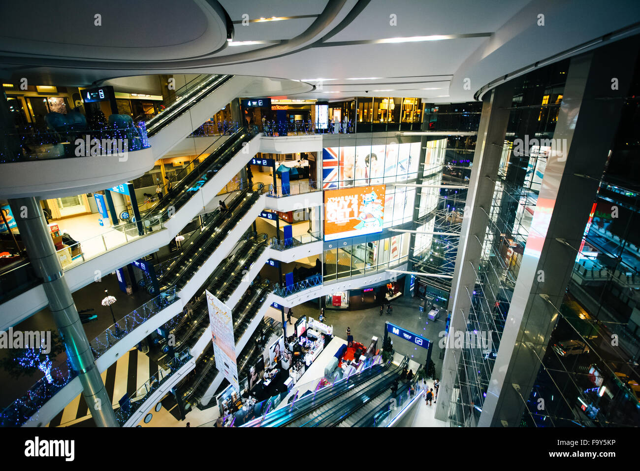 Interior of the Terminal 21 mall in Bangkok, Thailand Stock Photo - Alamy