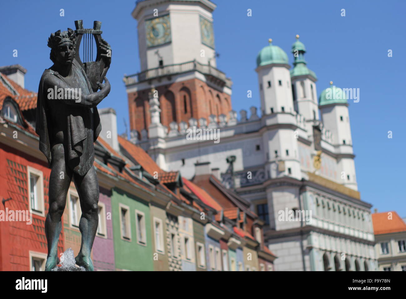 Old town square and the mermaid monument (Pomnik Syreny na Starówce) in ...