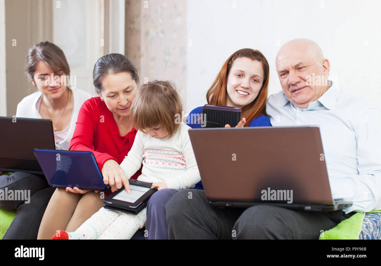 Electronic communication hi-res stock photography and images - Alamy