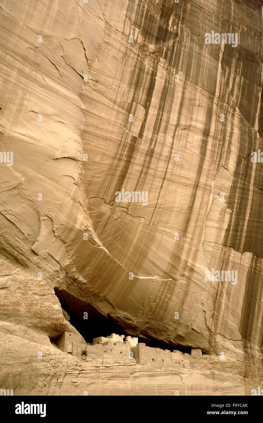 White House Ruins and sandstone wall, Canyon de Chelly National ...
