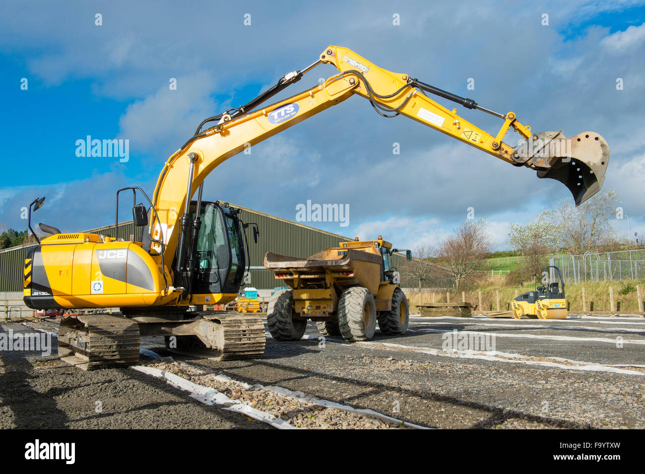 Jcb digger working on construction hi-res stock photography and images ...