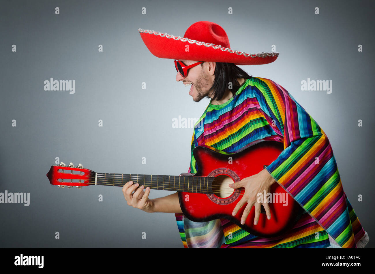 Mexican playing guitar wearing sombrero Stock Photo - Alamy
