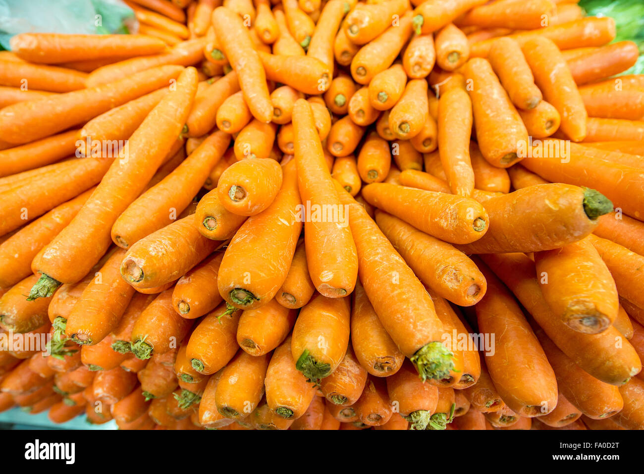 Carrots on the supermarket display Stock Photo - Alamy