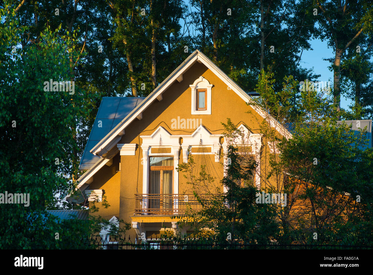 Two storey cottage building hi-res stock photography and images - Alamy