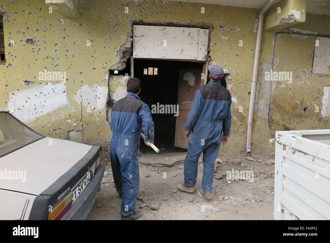Bullet riddled building hi-res stock photography and images - Alamy