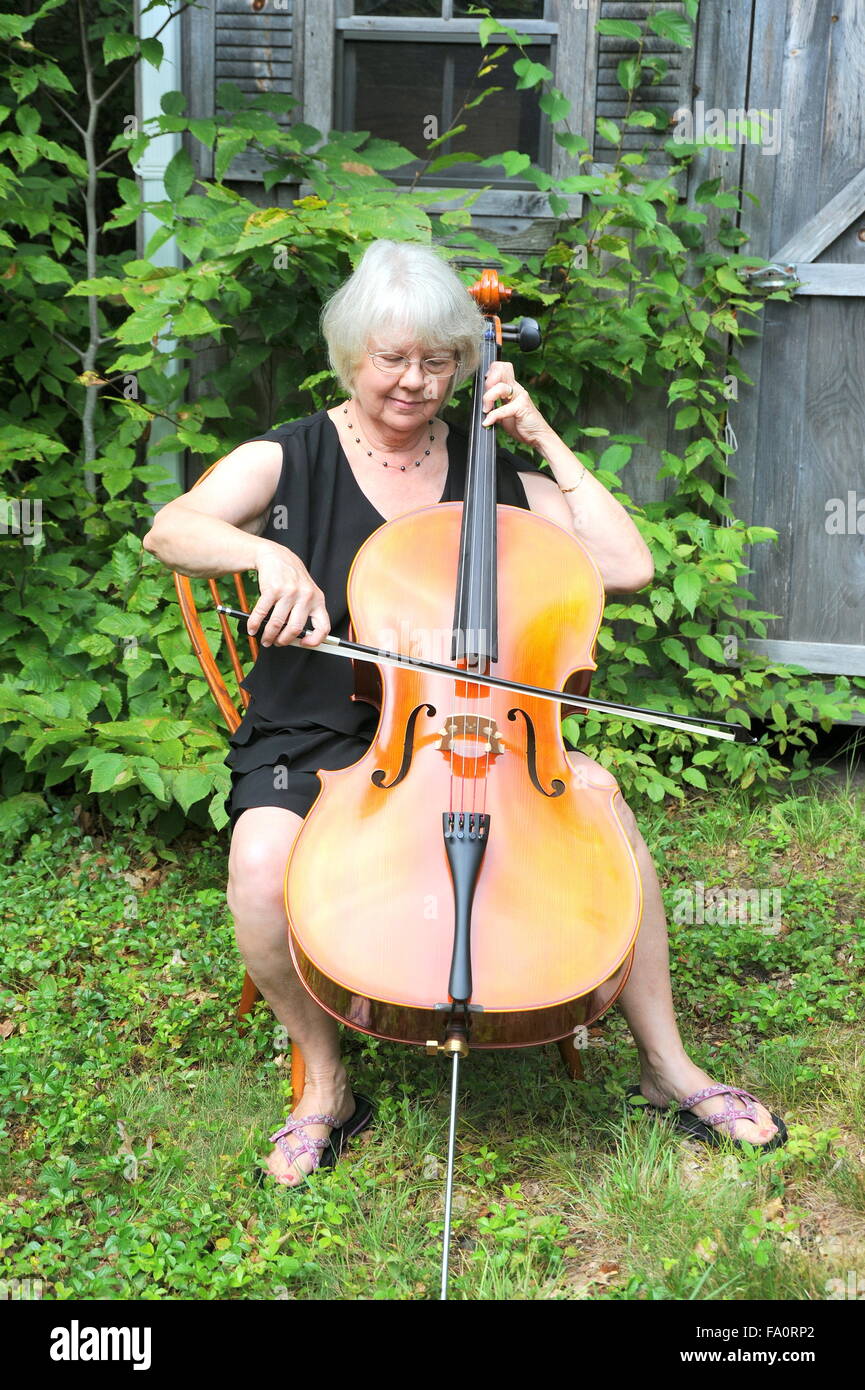 Female cellist performing Stock Photo - Alamy