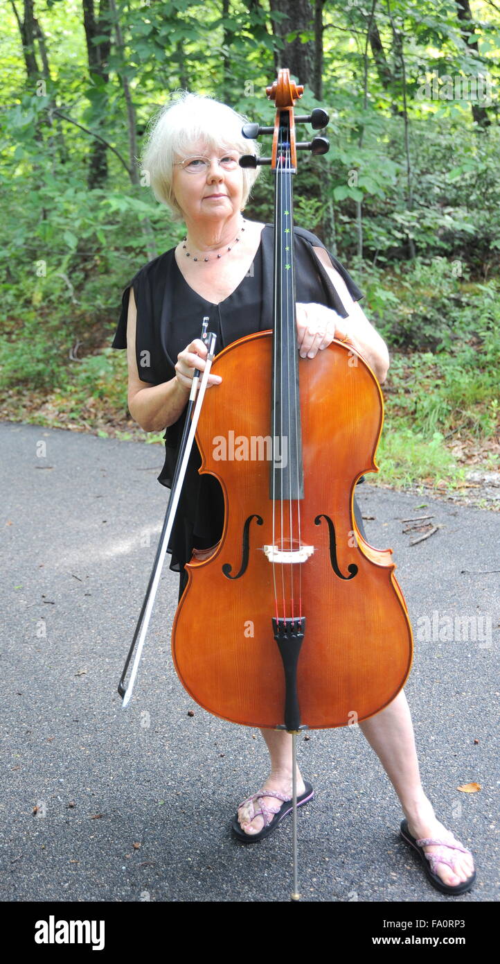Cellist woman hi-res stock photography and images - Alamy