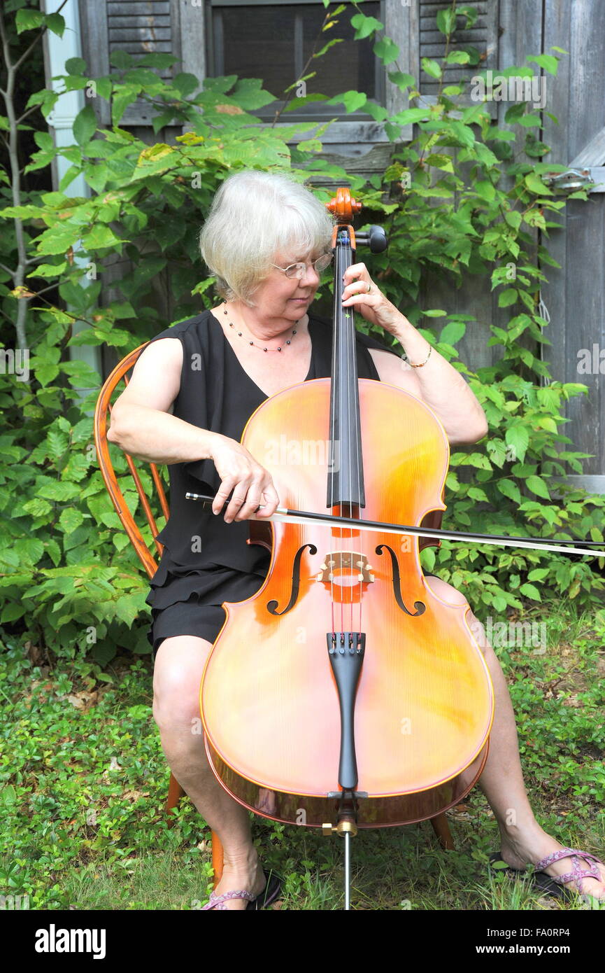 Female cellist performing Stock Photo - Alamy