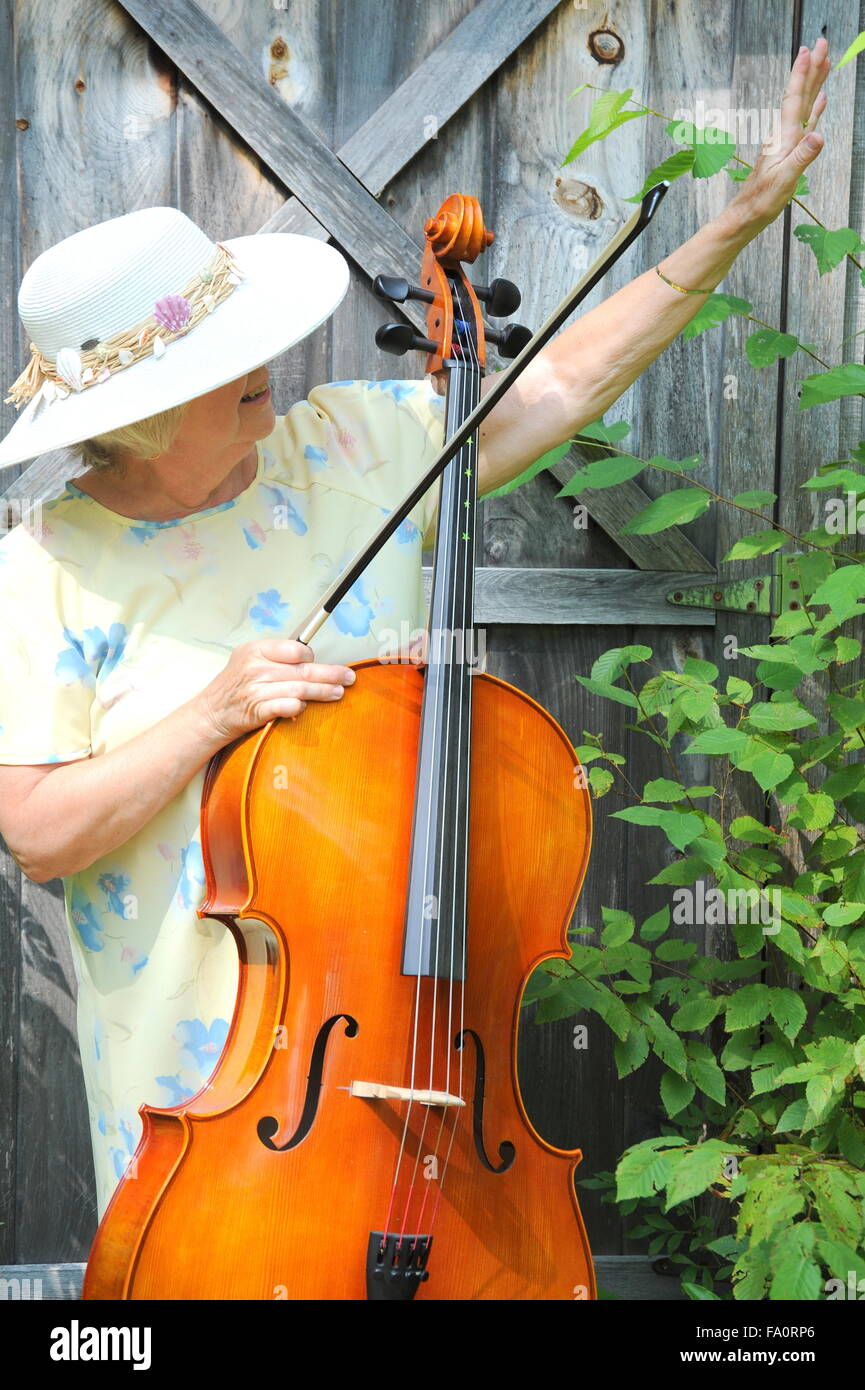 Woman cellist performing cello hi-res stock photography and images - Alamy