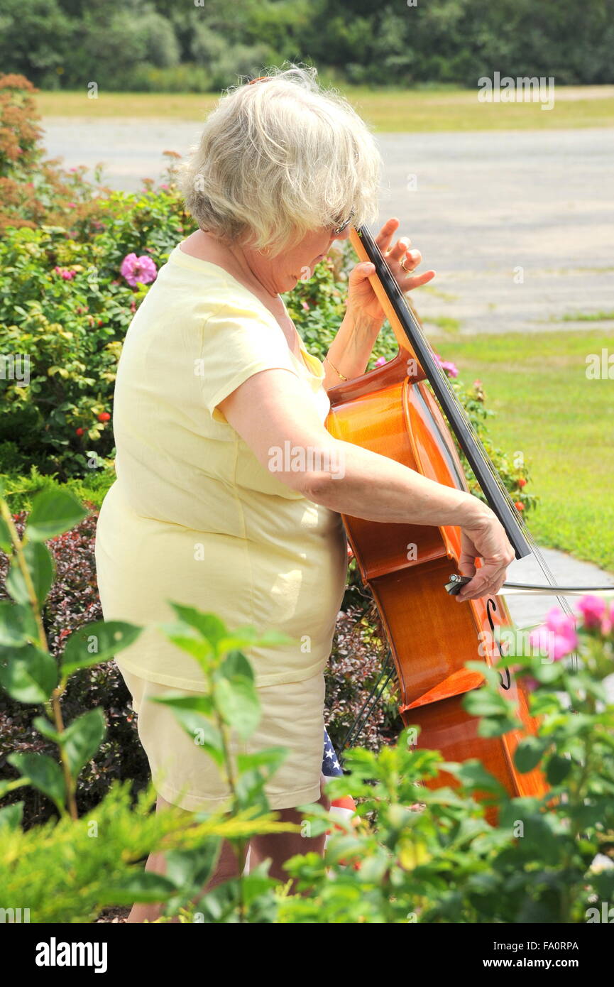 Female cellist performing Stock Photo - Alamy