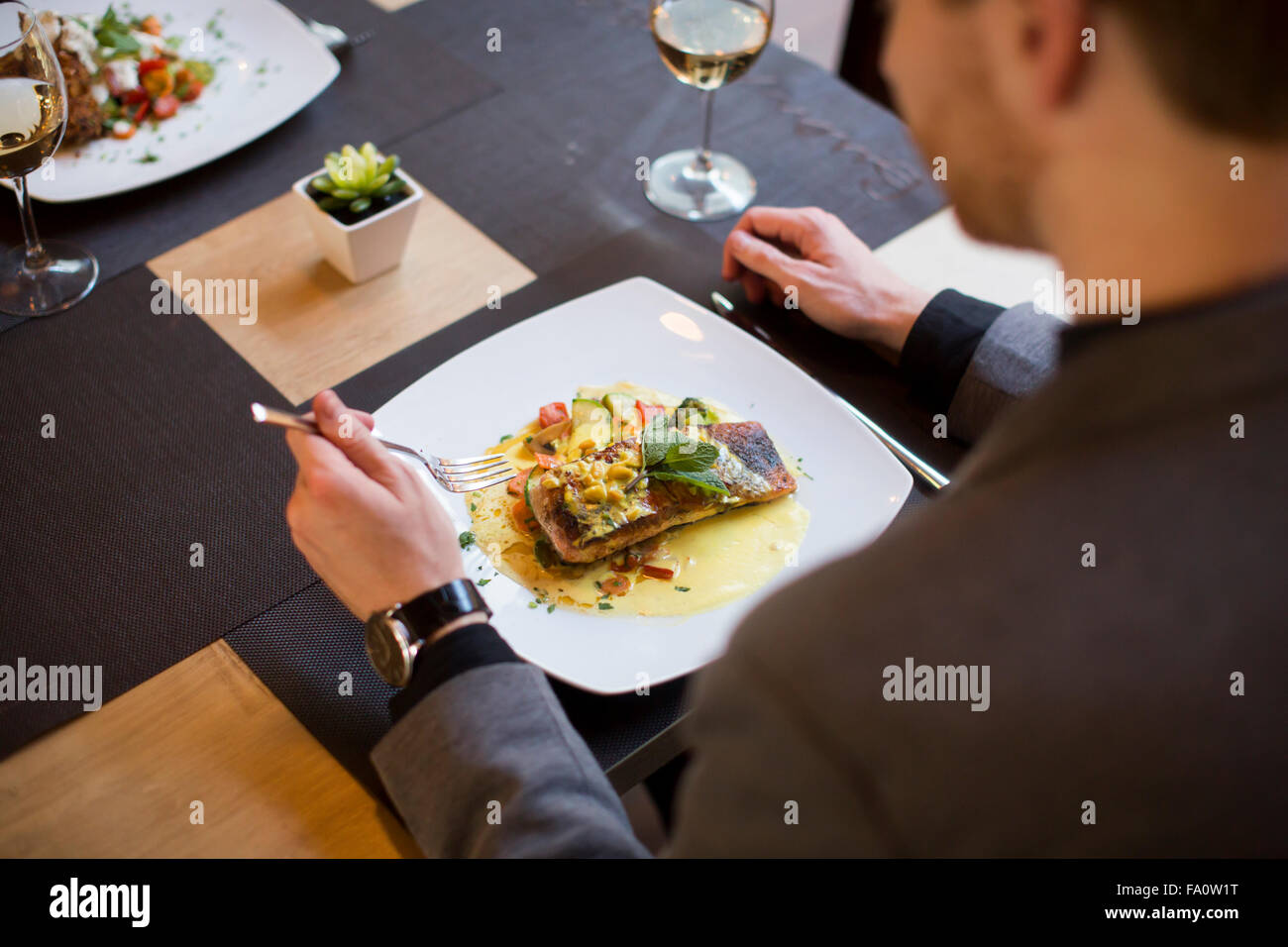 Man eating seafood restaurant hi-res stock photography and images - Alamy