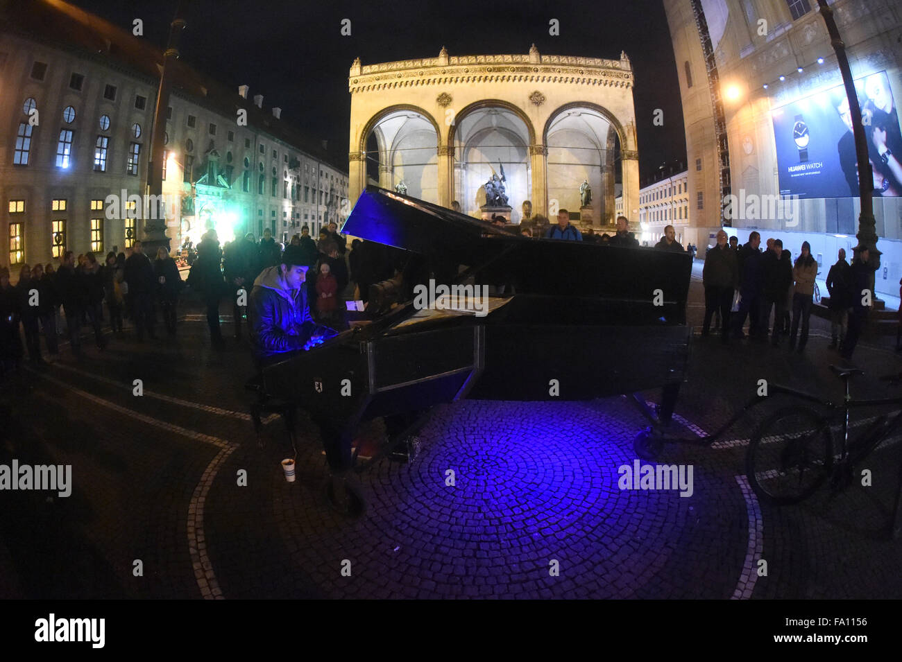 Munich, Germany. 18th Dec, 2015. Street musician David Martello ...