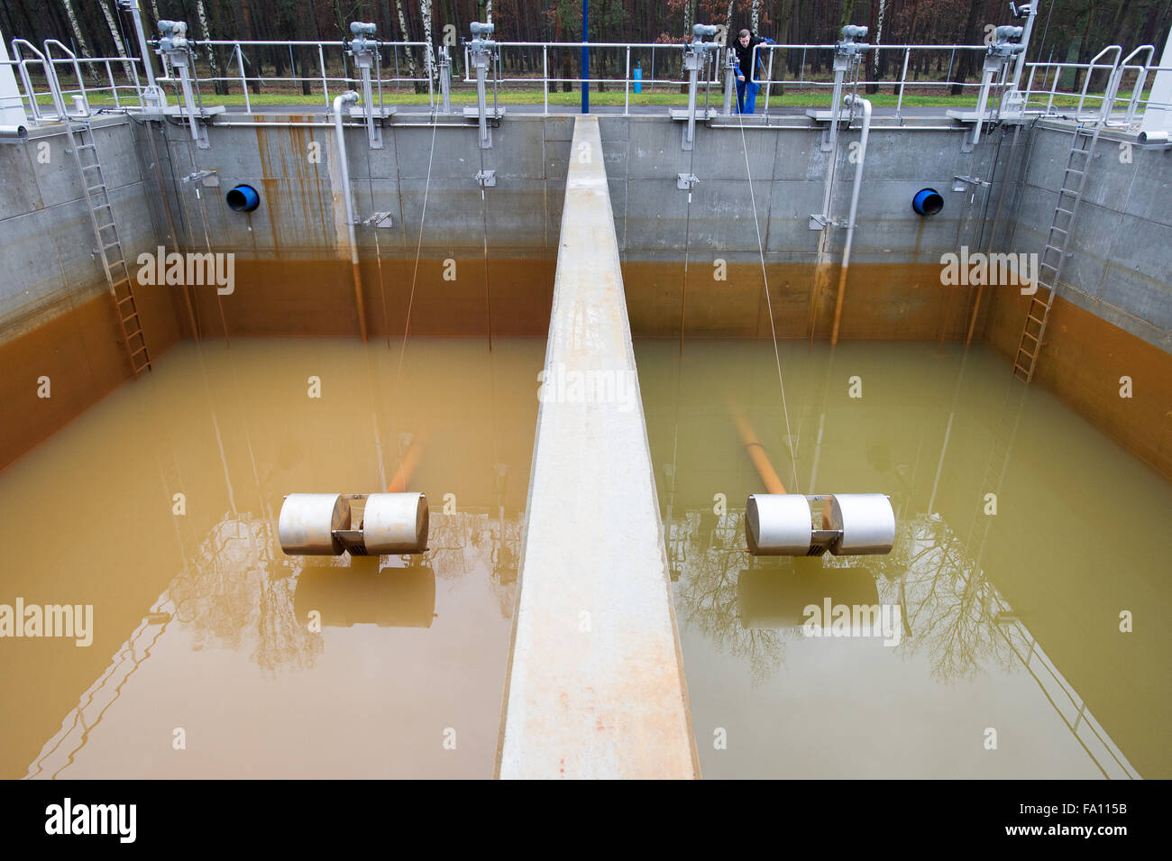 Jessen, Germany. 18th Dec, 2015. View of the settling dank in the new ...